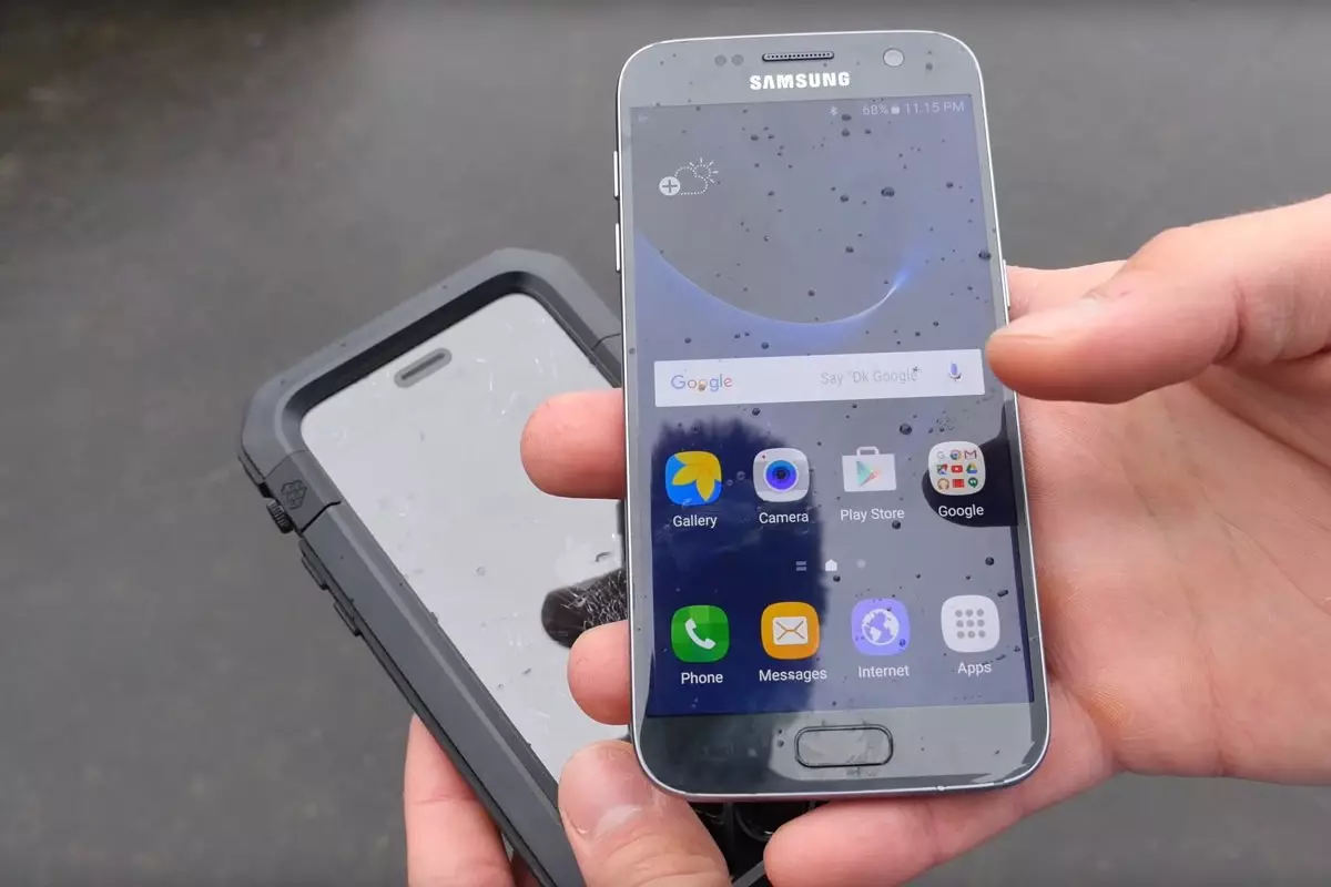 Samsung Galaxy S7 បាត់បង់ទូរស័ព្ទ iPhone 6S ក្នុងការធ្វើតេស្តទឹក