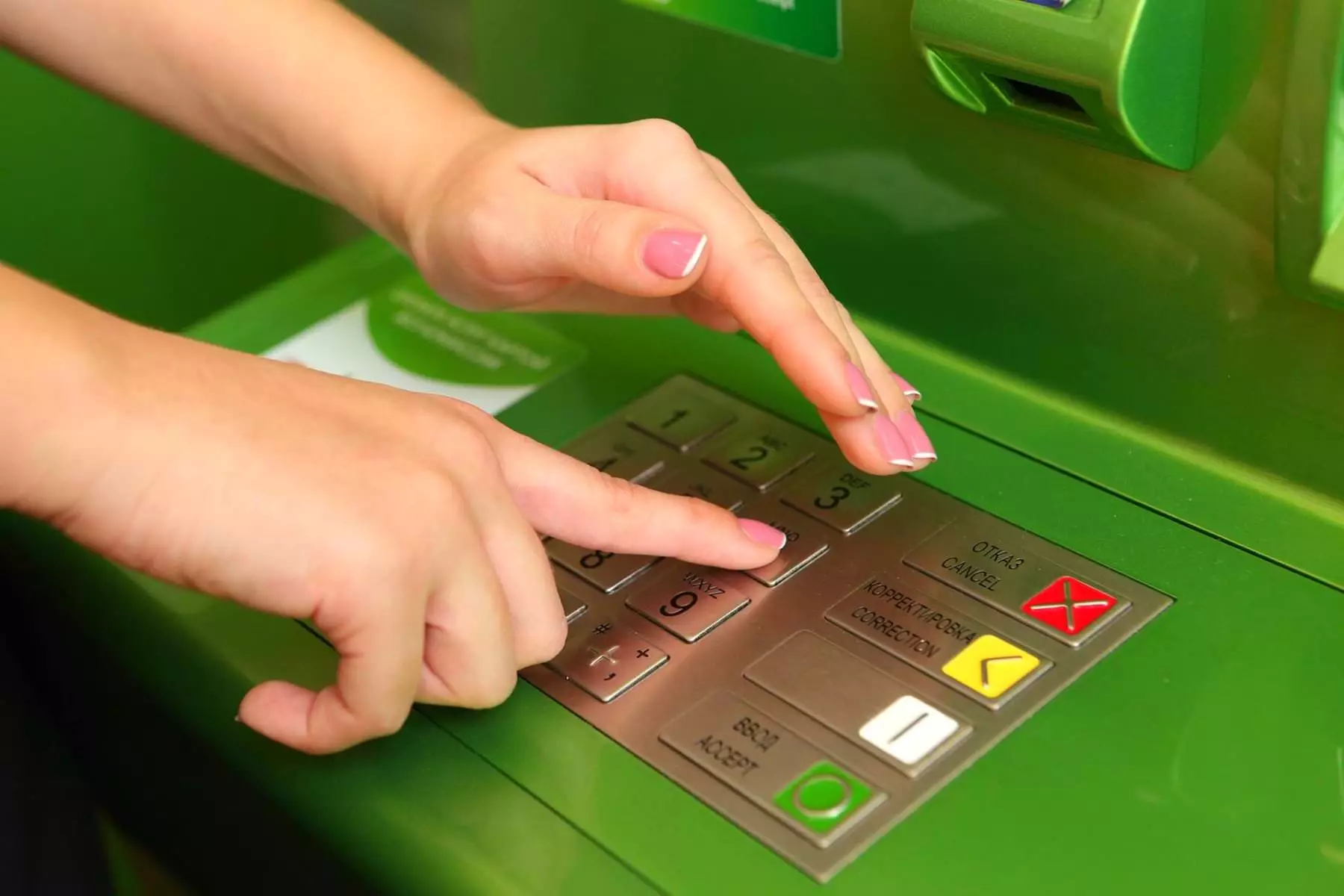 Cyflwynodd Sberbank dreth sengl o 1% ar gyfer tynnu arian yn ôl trwy ATM 34688_1