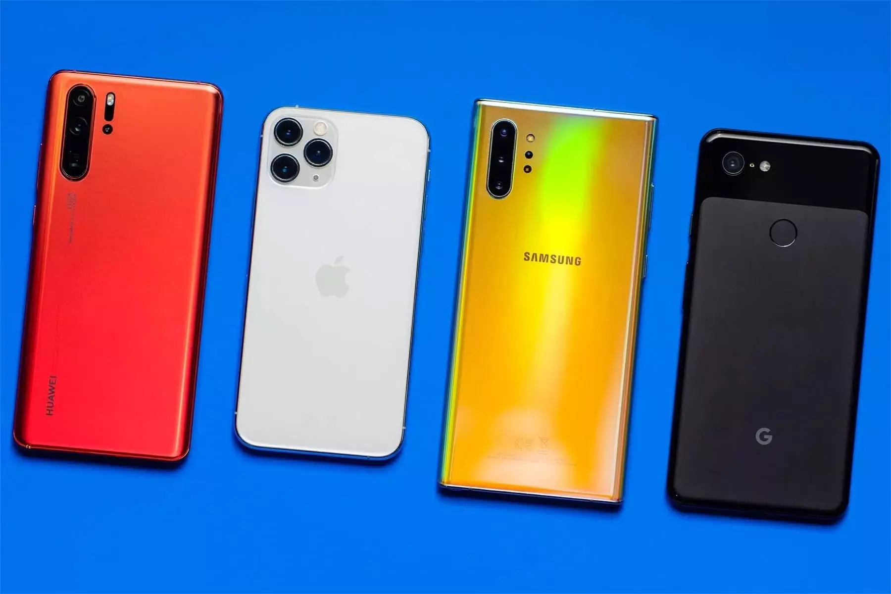 Telefon pintar Xiaomi, Apple, Samsung dan Huawei akan naik harga di Rusia sebanyak 20% 34712_1