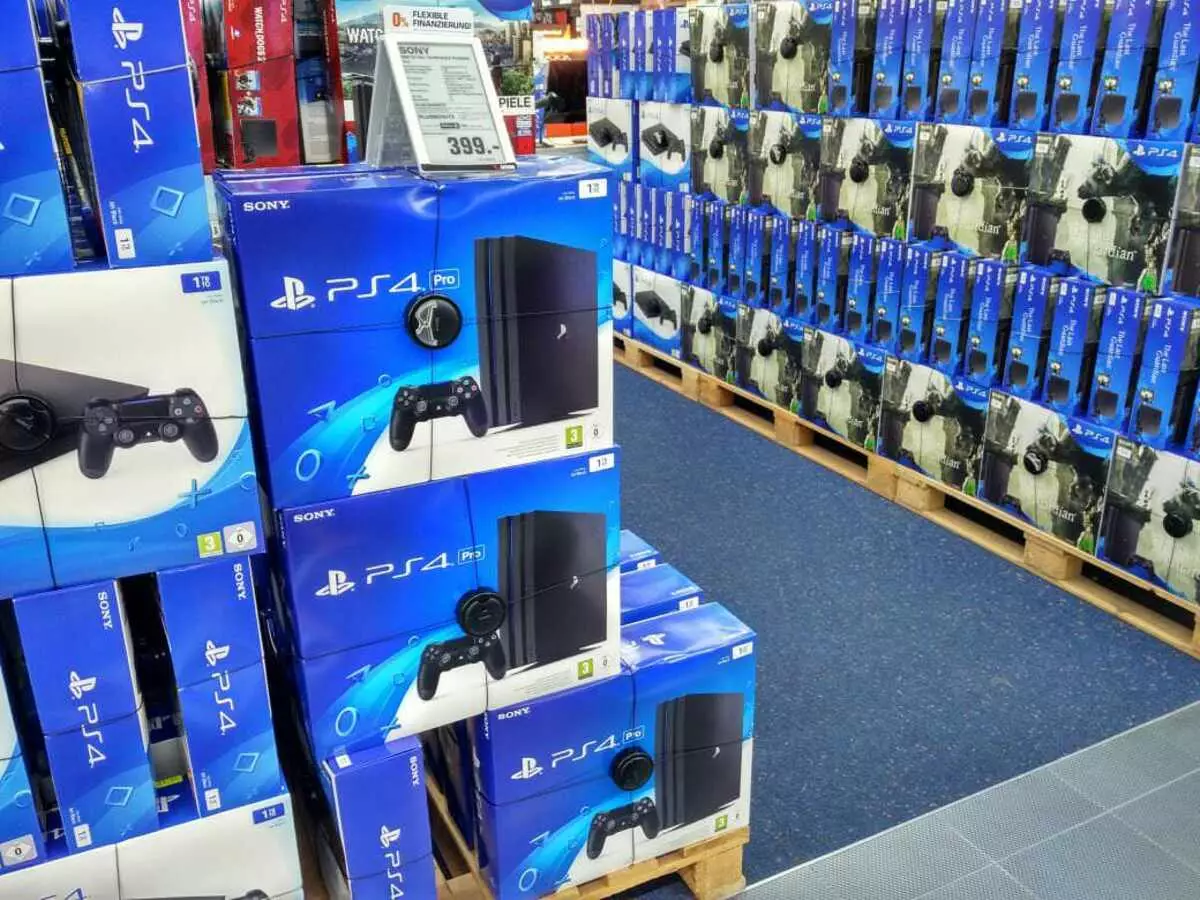 Sony PlayStation 4 Pro sementara menjual untuk 2,990 Rubles 34864_2