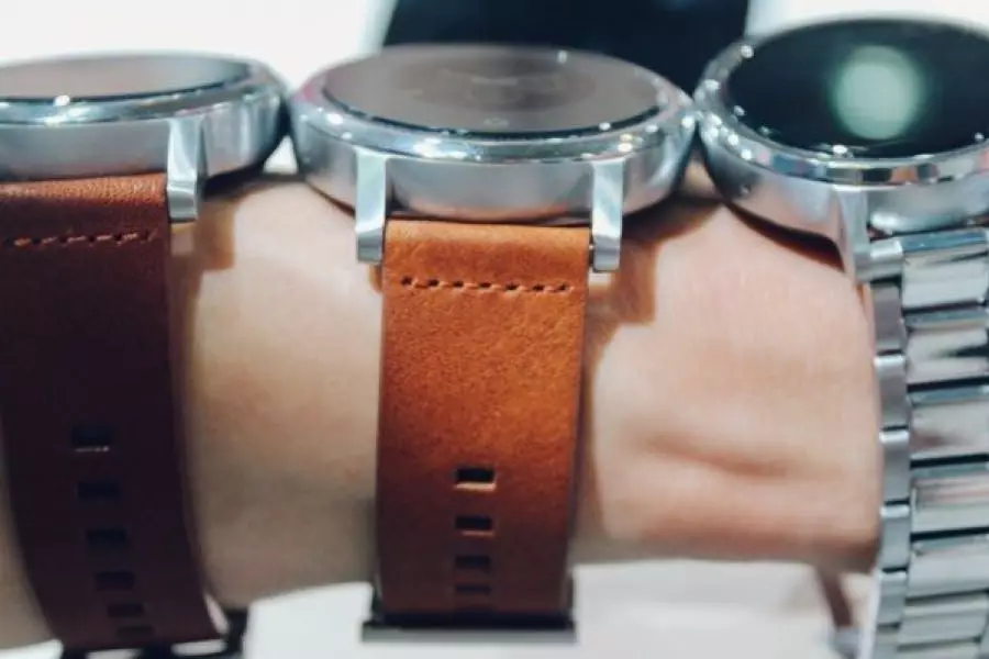 Gach na sonraí faoi na uaireadóirí cliste an Moto 360 An dara glúin ar chaitheamh Android