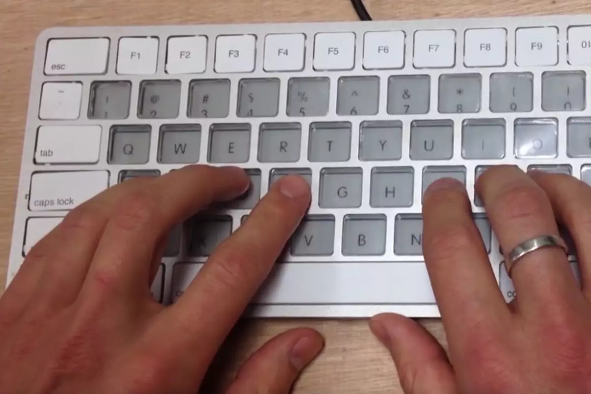 Apple Magic Key Choard keyboard fou o augatupulaga na faaalia i luga o vitio