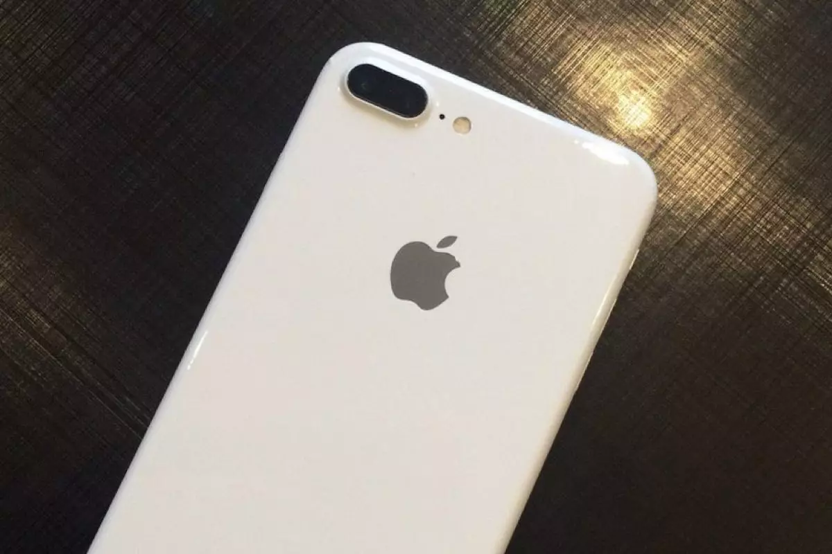 Utripa po nesreči "osvetljena" iPhone 7 v barvi jet bele