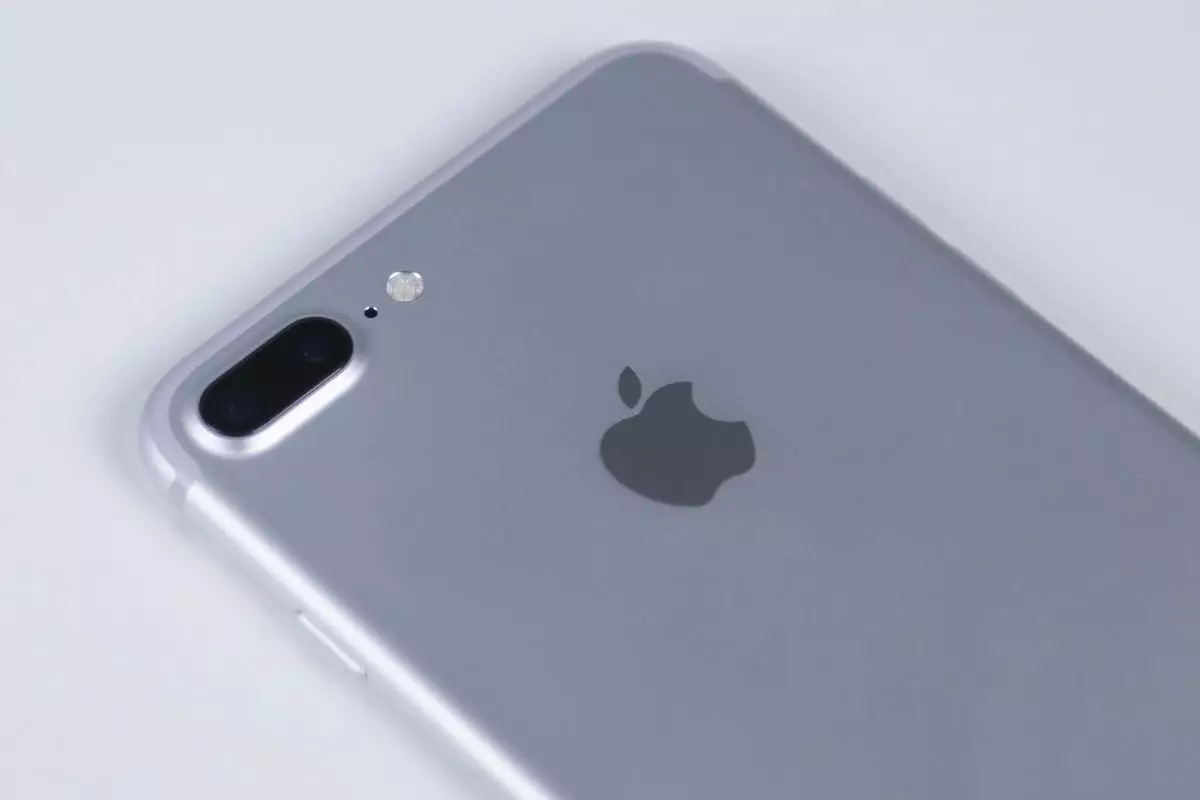 En iPhone 7 kaj iPhone 7 Plus, gravaj komunikaj problemoj estis identigitaj