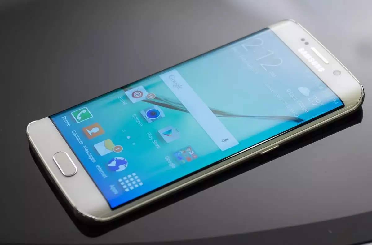 Sanannen darajar hukuma ta Samsung Galaxy S6 Wahar Halayya da Galaxy S6 baki a Rasha ta zama