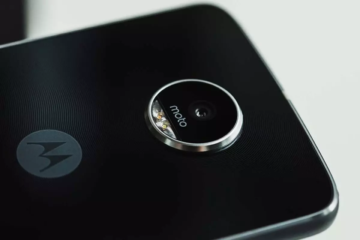 Moto Z2 - Flagle yosangalatsa kwambiri, yopangidwa kuti ithetse maudindo a galaxy s8 ndi lg v30