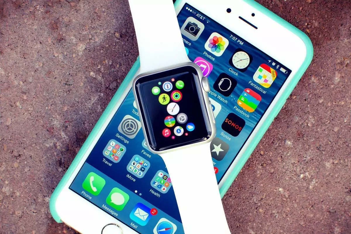 Oibreoidh Sraith Apple Watch 3 le iPhone ar fad 120 méadar