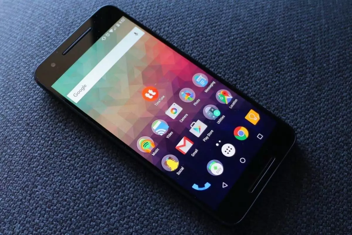 Google Nexus 5 iyobowe numubare wibiganiro bya sisitemu y'imikorere Android 7.1 Nougat