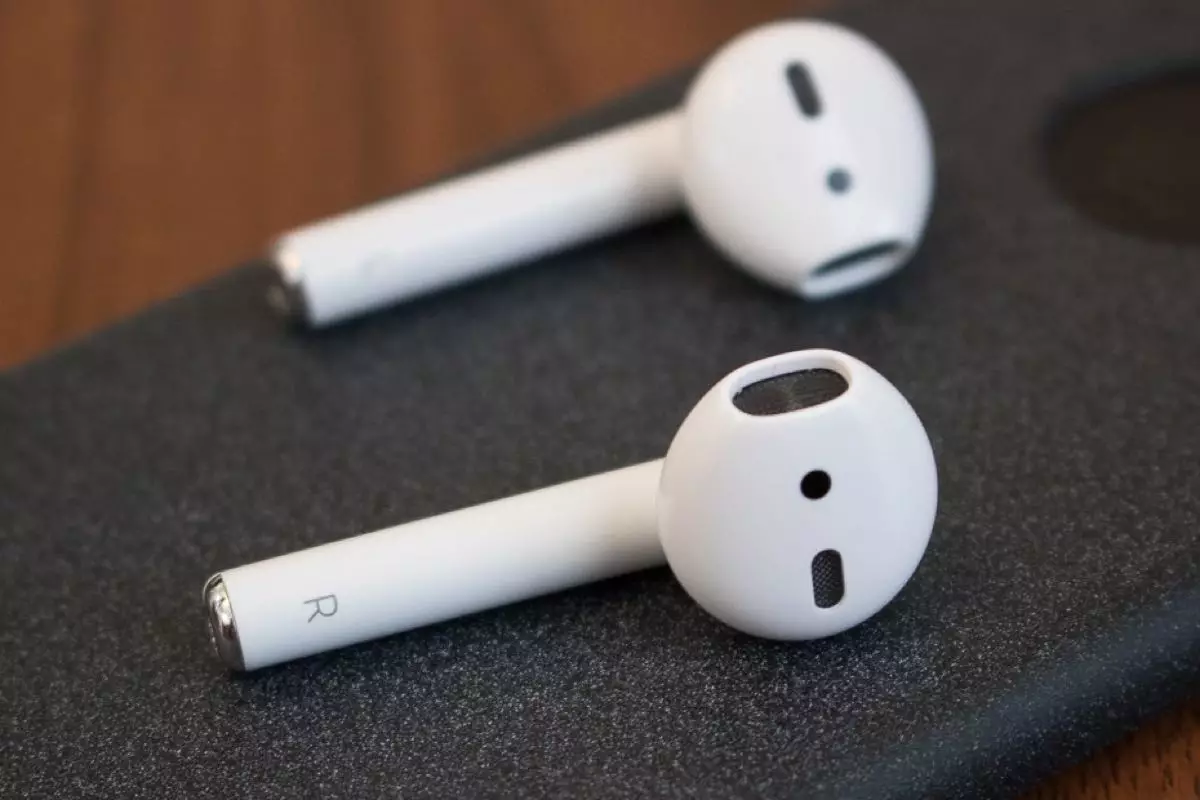 La différence dans le prix des écouteurs Airpods en Russie et les États-Unis est extrêmement petit