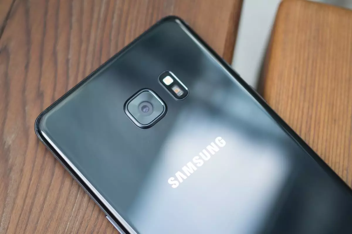 Amárach beidh Samsung i láthair go hoifigiúil go hoifigiúil Réaltra Réaltra S8 agus Réaltra S8 +