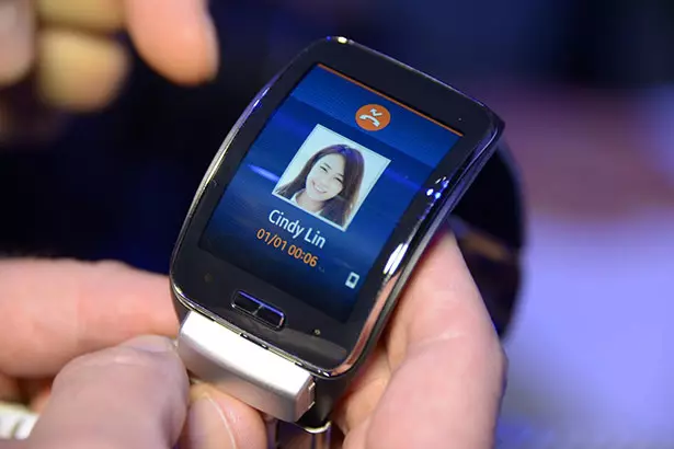 Smart Watch Samsung Gear S begyndte at blive solgt i USA