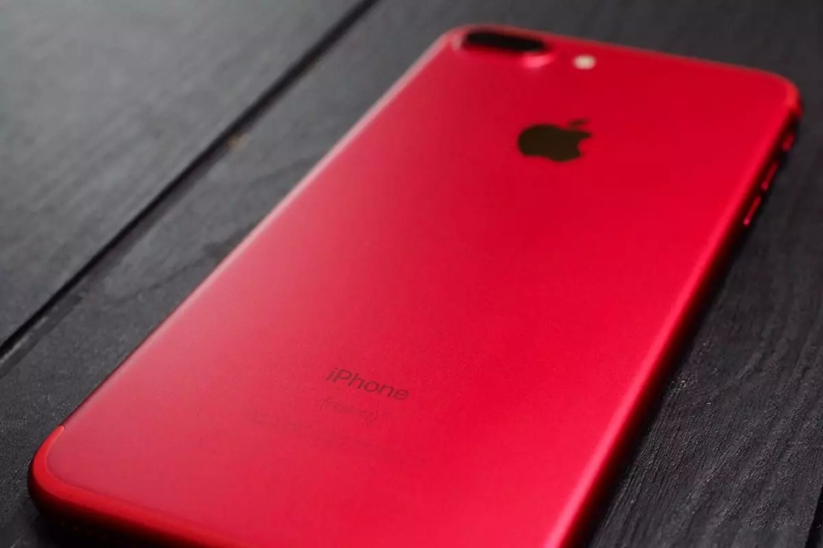 Chishandiso Chekupedzisira iPhone 7 Plus (Red) Yakakosha edition muRussia yakawedzera kusvika kumavhiki maviri