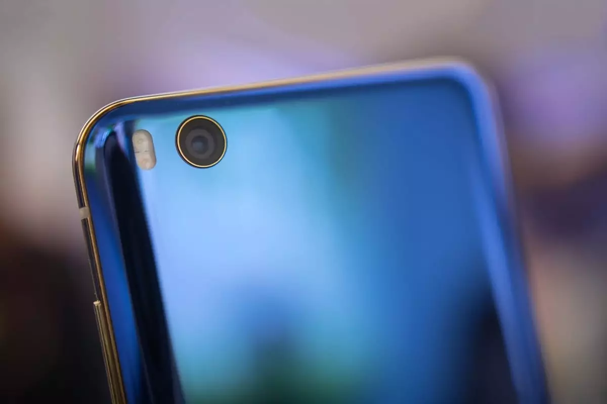 Xiaomi mi 6c - çift kamera olmadan amiral gemisinin basitleştirilmiş bir versiyonu, ancak çok uygun fiyatlı bir fiyata