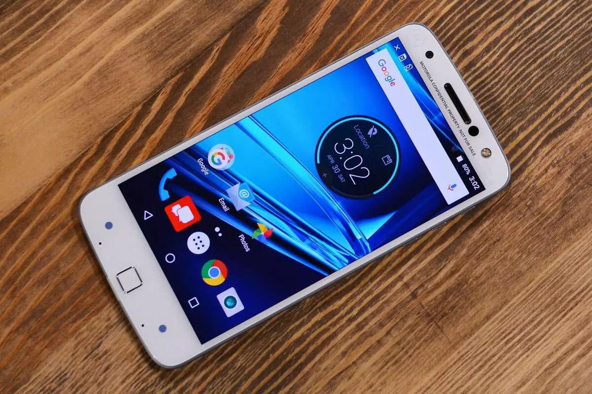 Ukuthenga i-moto z flagship eRussia kuzokwenzeka ngoNovemba