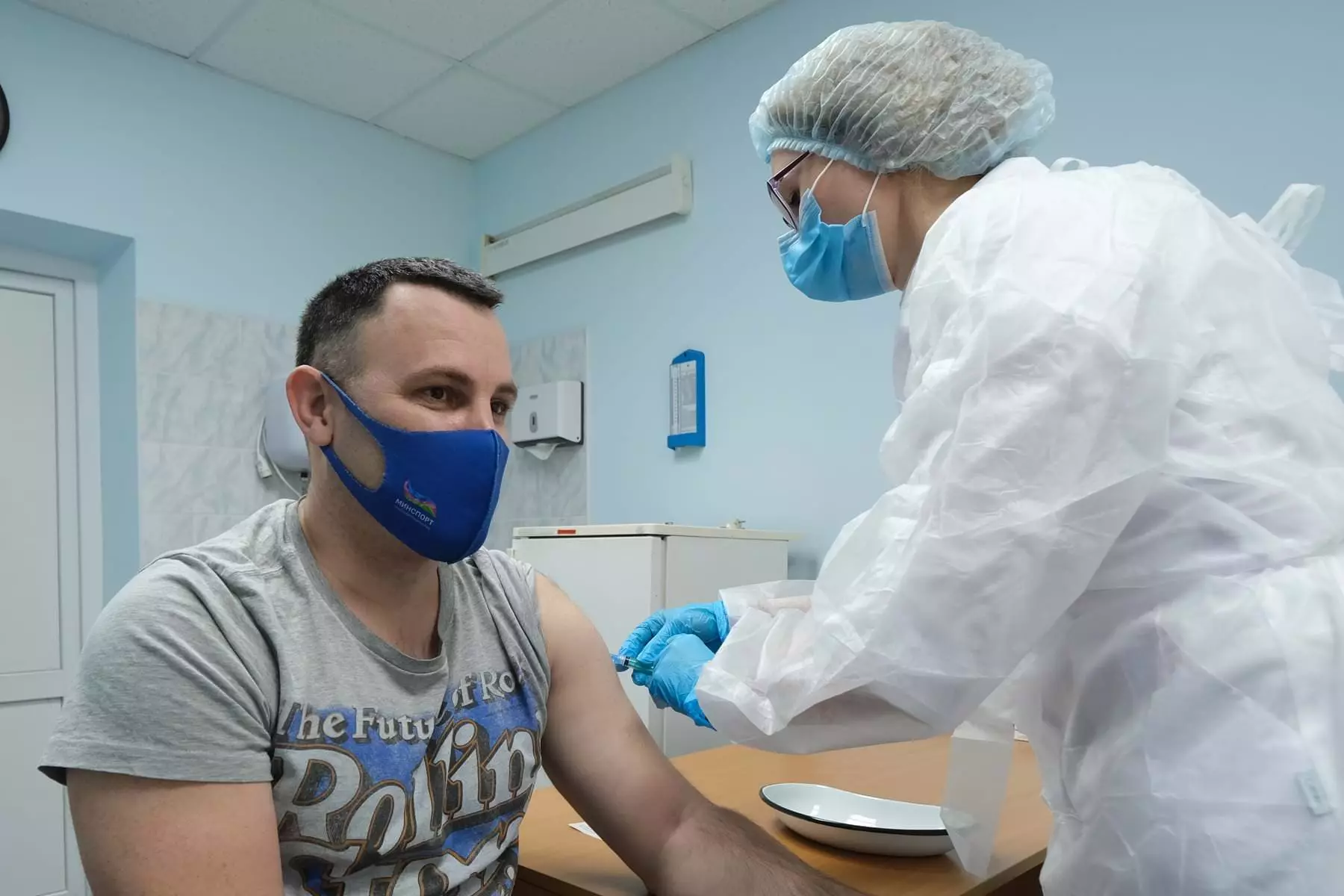 Rusland begyndte en obligatorisk vaccination af befolkningen fra Coronavirus under trussel om bøder til 200 tusind rubler 36864_2