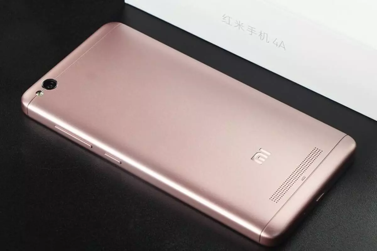 Smartphone תלול Xiaomi Redmi 4a החל למכור ברוסיה על מחיר אנטי משבר