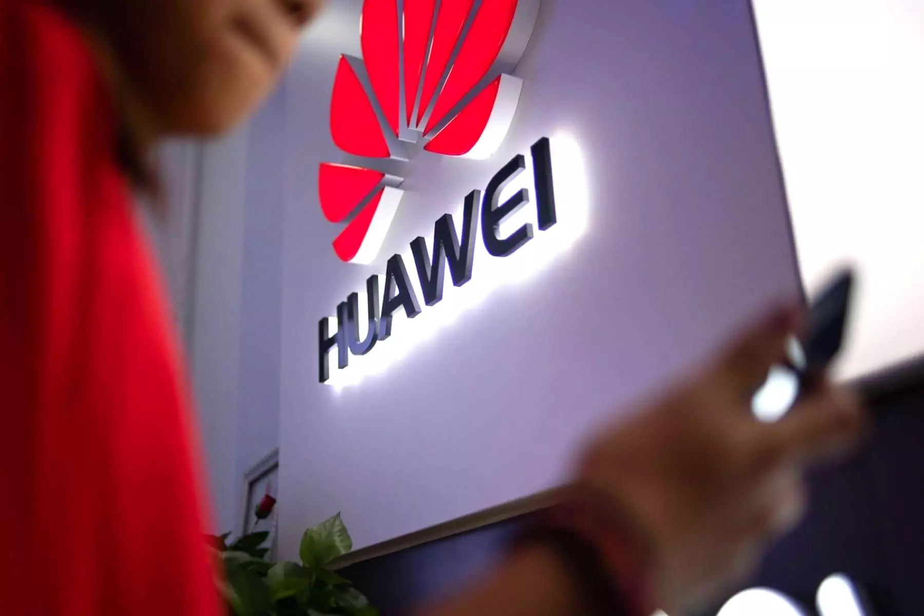 Ang Huawei ay magbabayad ng pera nang walang pasubali sa lahat ng mga may-ari ng mga smartphone 37101_1