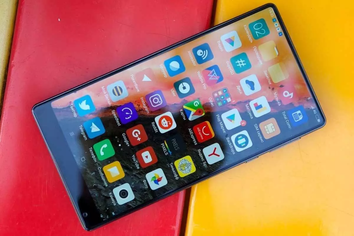 Xiaomi mi mix li Rûsyayê ji Chinaînê kêmtir e - çima? 3725_1