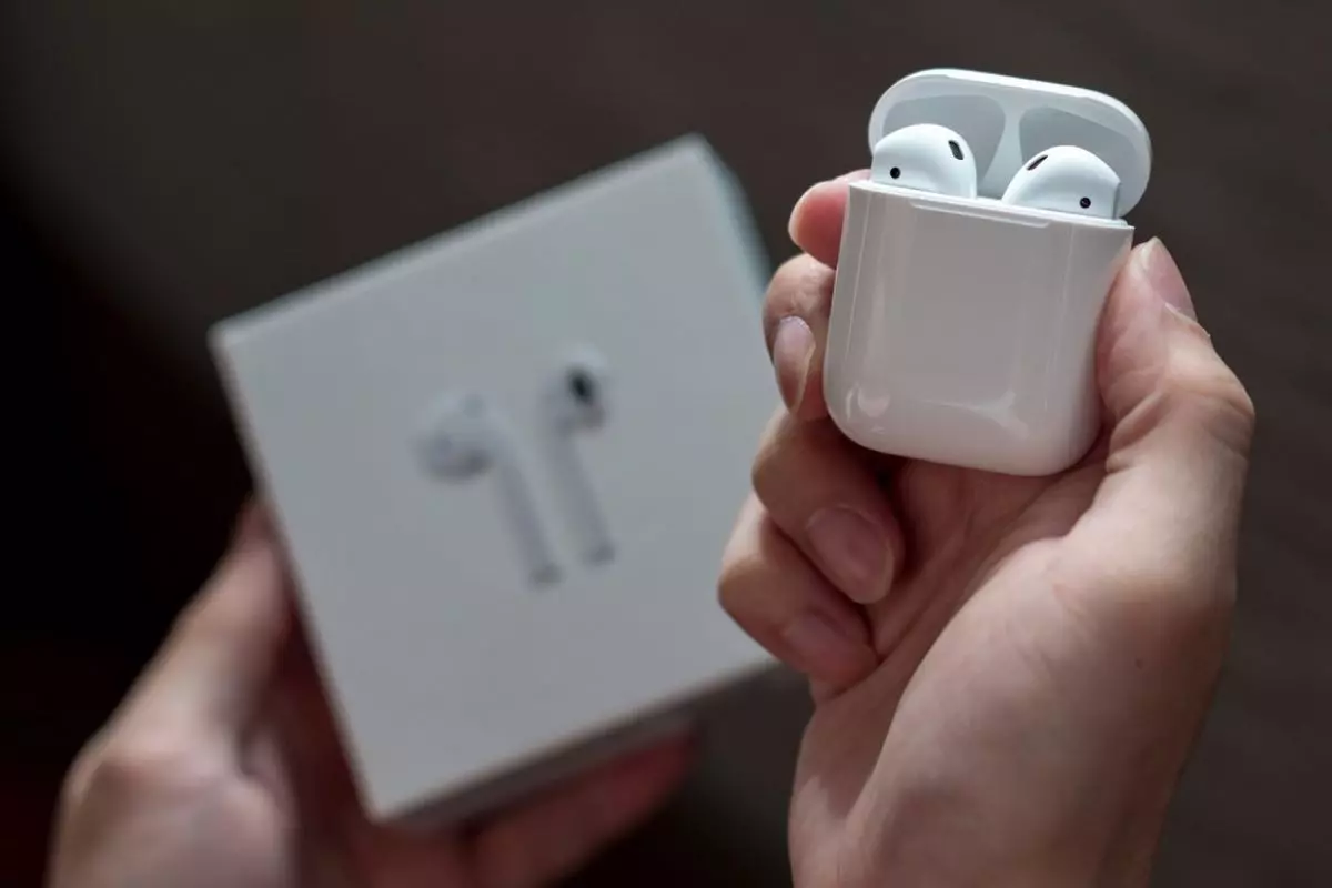 ሁሉንም ገመድ አልባ የጆሮ ማዳመጫዎች ሽያጭ 40% Airpods እና የሚመታ ገመድ አልባ ላይ የሚከሰቱት