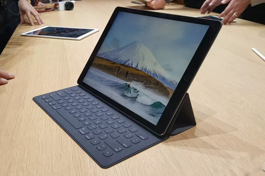 2.9-inji oo ah ipad Pro ayaa lagu rakibay 4 GB oo RAM ah