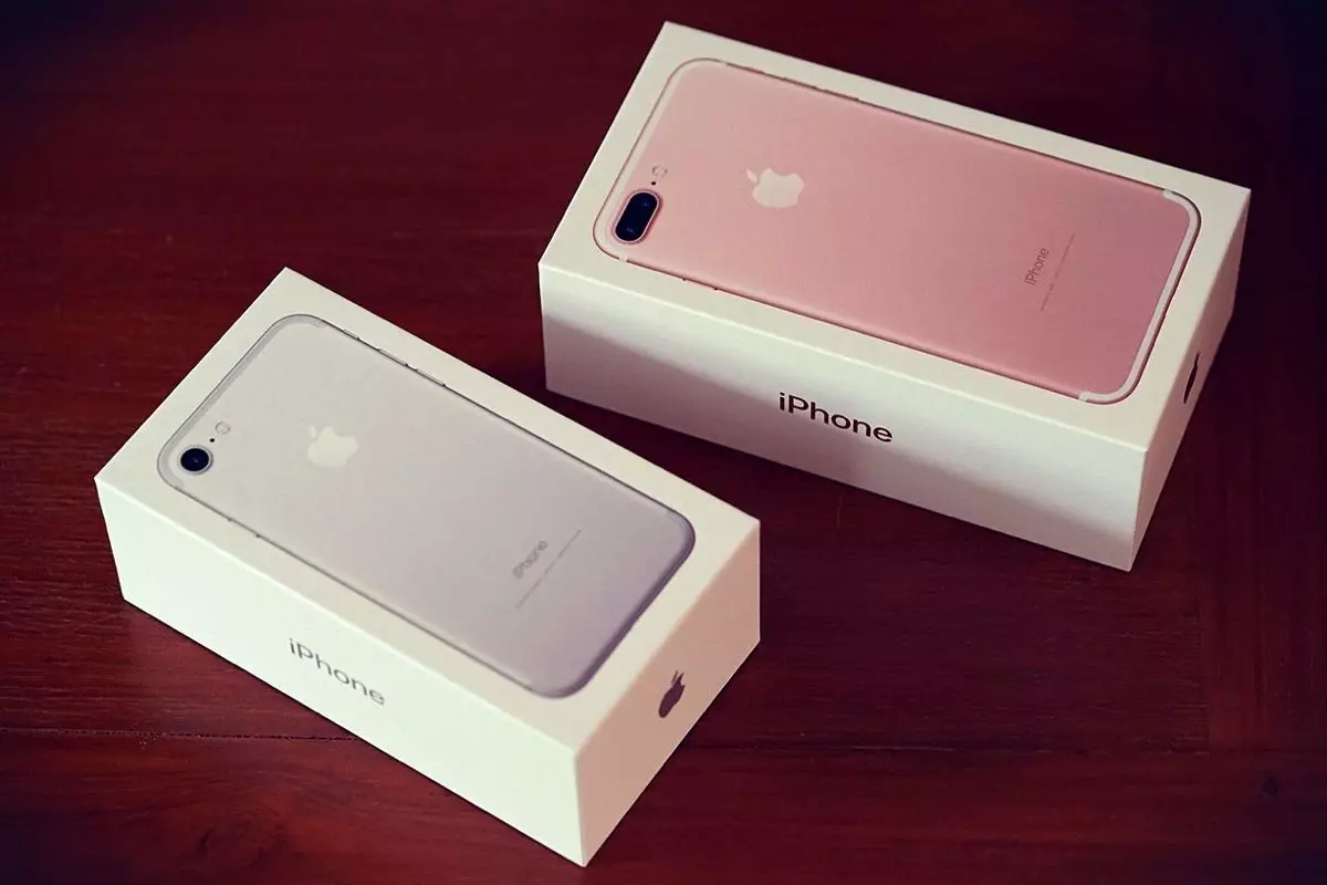 $ 450 የሚሆን በ iPhone 7 ለመግዛት የሩሲያ የመስመር መደብር ቅናሾች