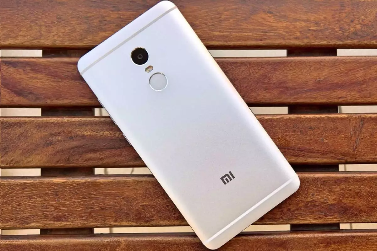 Proračun Smartphone Xiaomi MI Opomba 4 se je začela prodajati v Rusiji