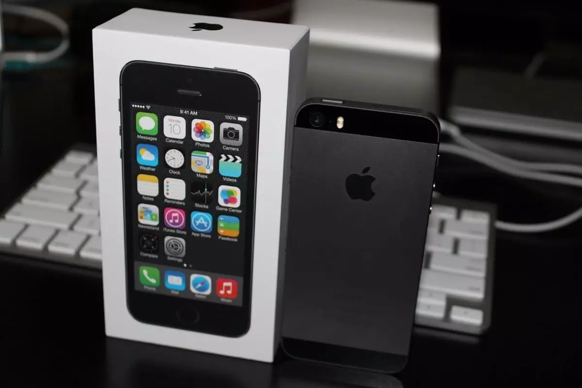 Winkels begin verkoop nuwe iPhone 5'e in Rusland vir liewe sent