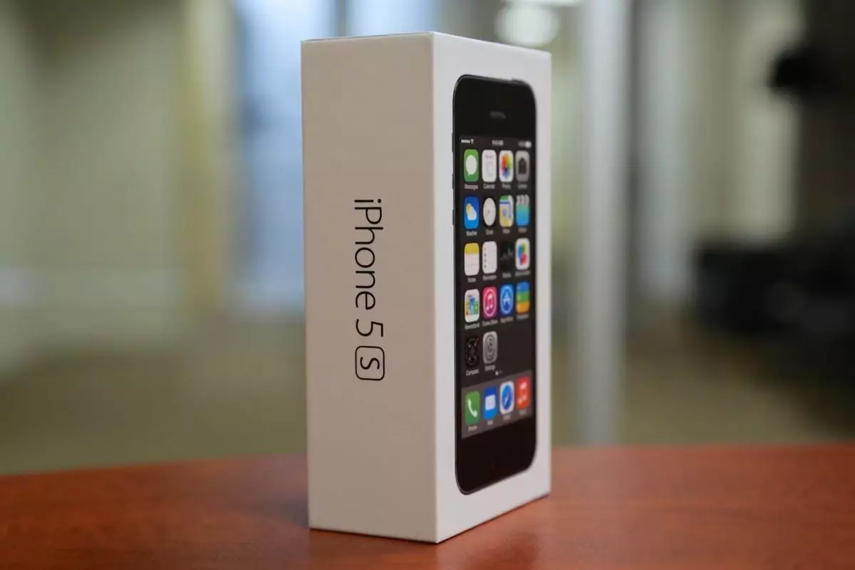 Les magasins ont commencé à vendre de nouveaux iPhone 5s en Russie pour Cher Penny 3765_1