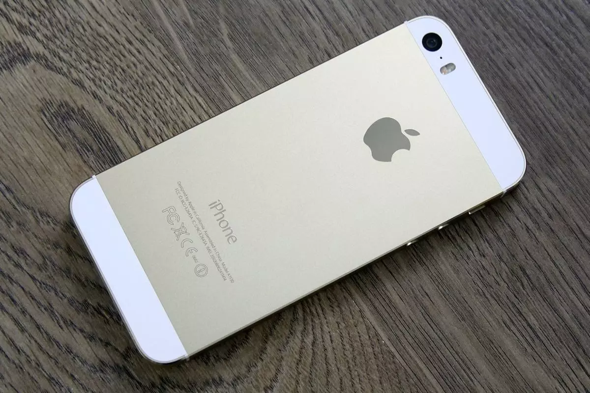 Winkels begonnen nieuwe iPhone 5s in Rusland te verkopen voor dear Penny 3765_2