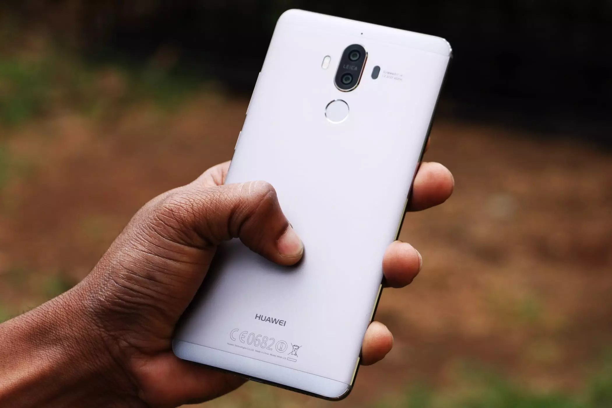 Huawei menunjukkan pasangan 10 telefon pintar dan membuka nama kodnya