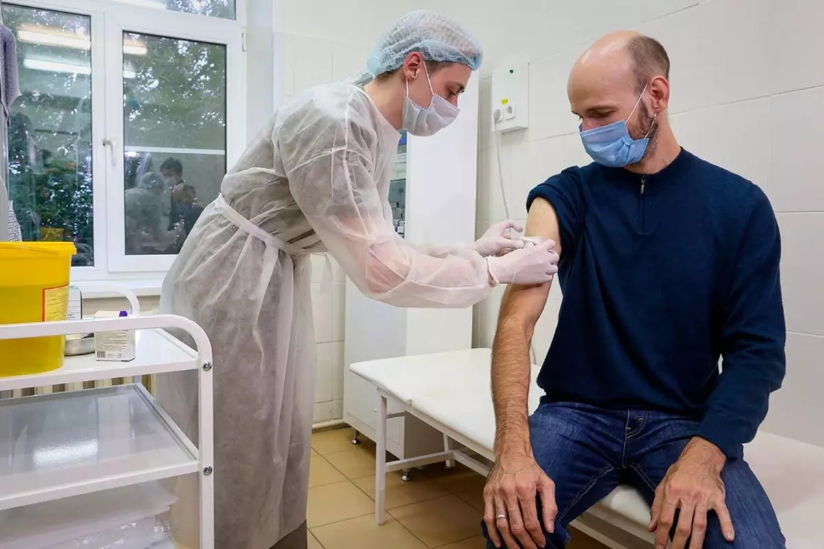 Par la vaccination de Coronavirus, les Russes donneront aux Russes et à l'appartement 38330_2