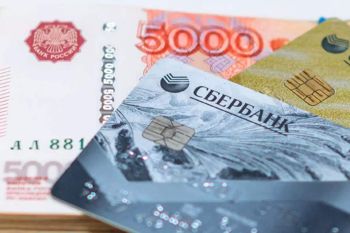 Sberbank made a one-time payment of 5,000 rubles to all bank card holders 38401_1