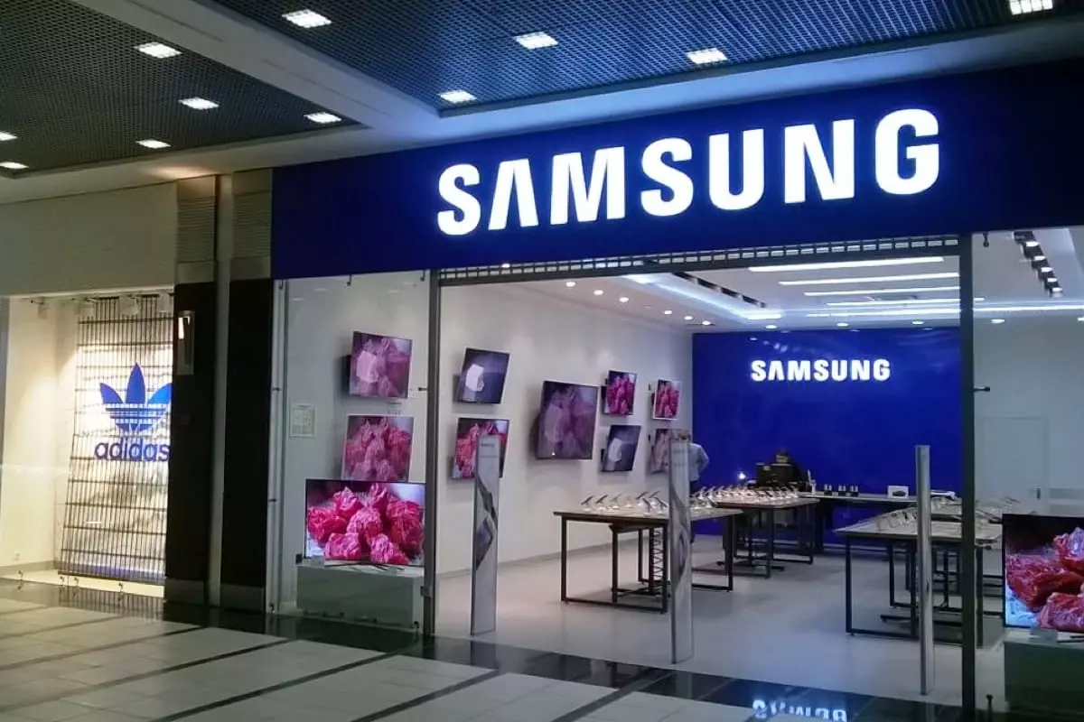 Samsung mempunyai dua rangkaian kedai runcit di Rusia, tetapi apakah helah itu?