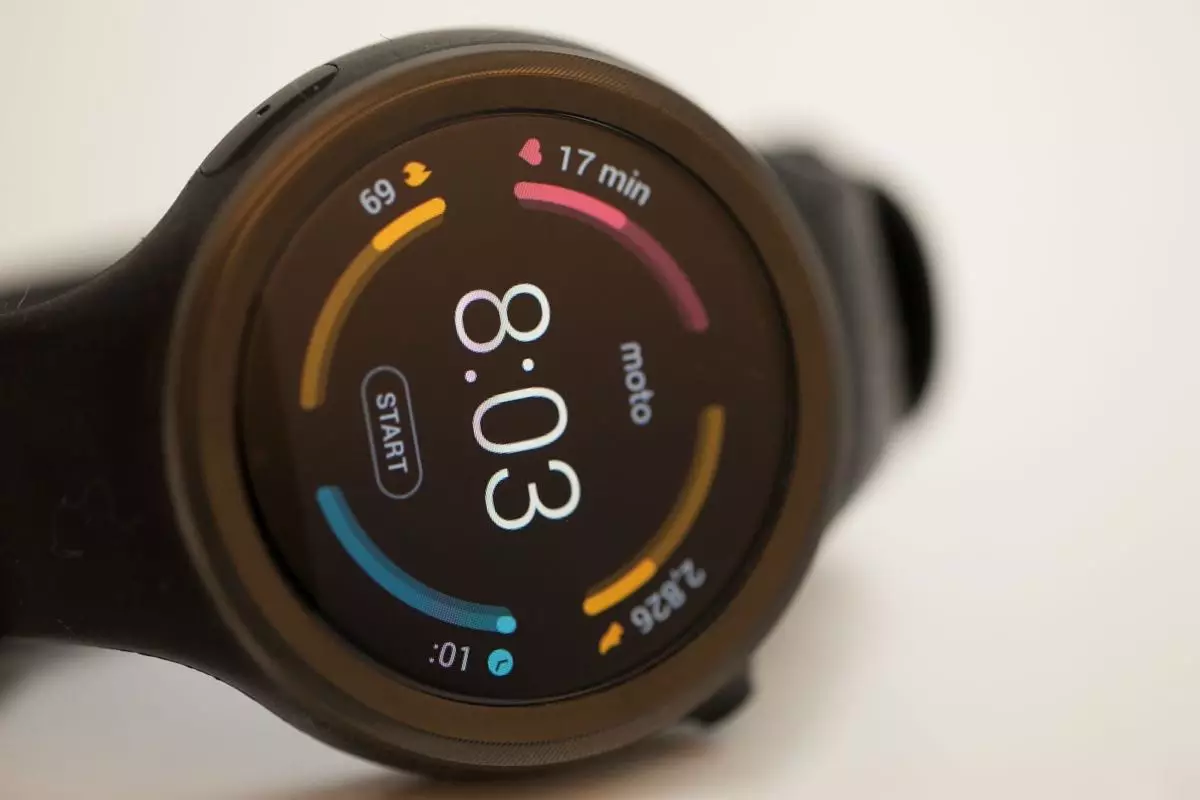 Smart Watch Moto 360 Sport na GPS iliyojengwa kwa muda mfupi ilianguka kwa $ 140