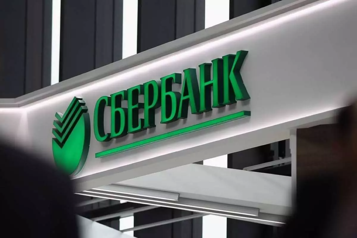 Sberbank mengagihkan 1000 Rubles ke semua pemegang kad bank 38669_1
