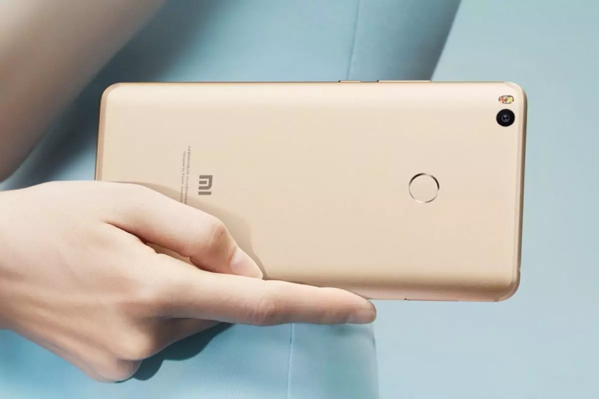 Freebie! Žinoma internetinė parduotuvė vėl pradėjo parduoti "Xiaomi" išmaniuosius telefonus su pristatymu į Rusiją