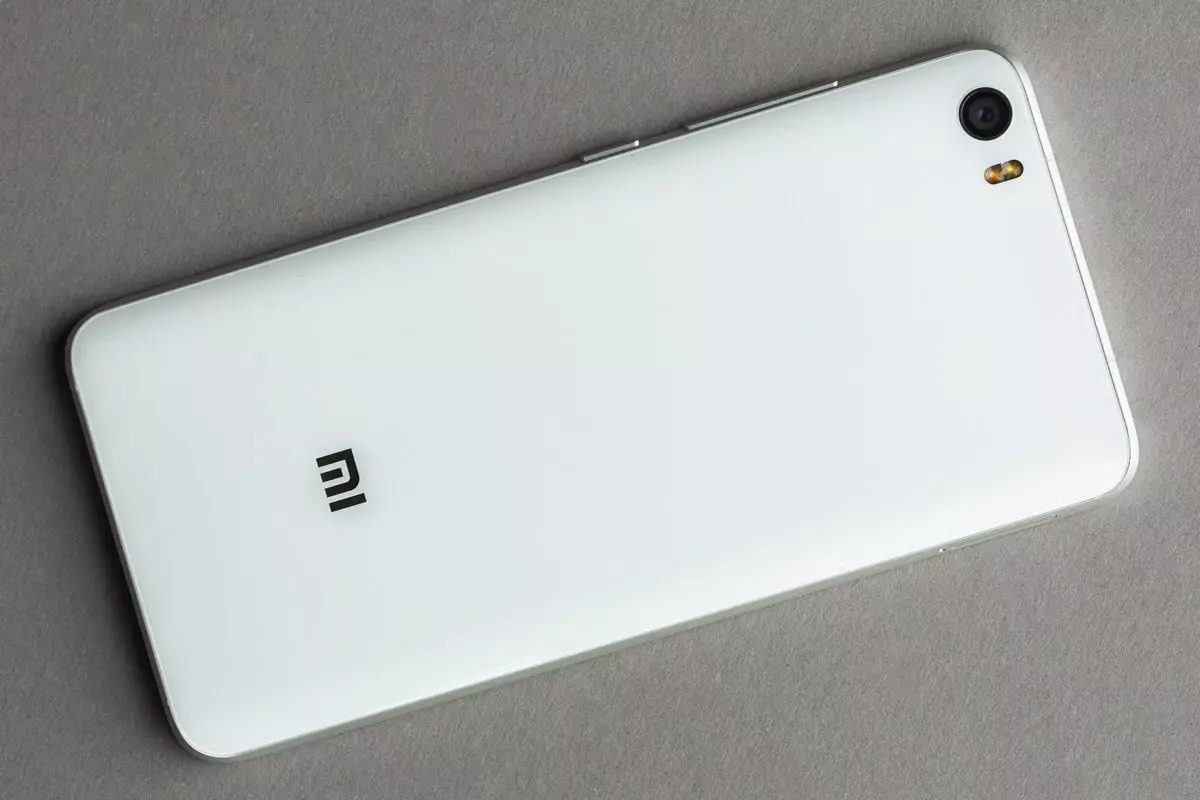 Smartphone Xiaomi Mi6 a observat pe site-ul cu amănuntul