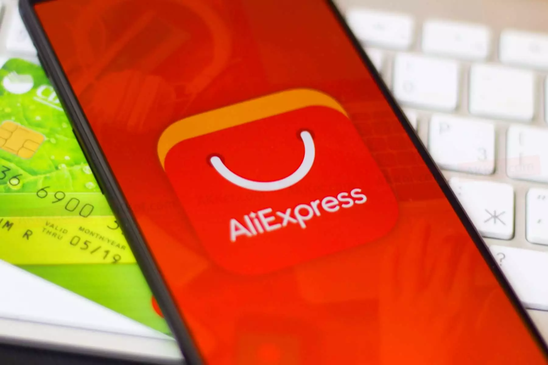 AliExpress harytlary gowşurmak üçin harytlary eltip bermek üçin täze düzgünleri hödürledi