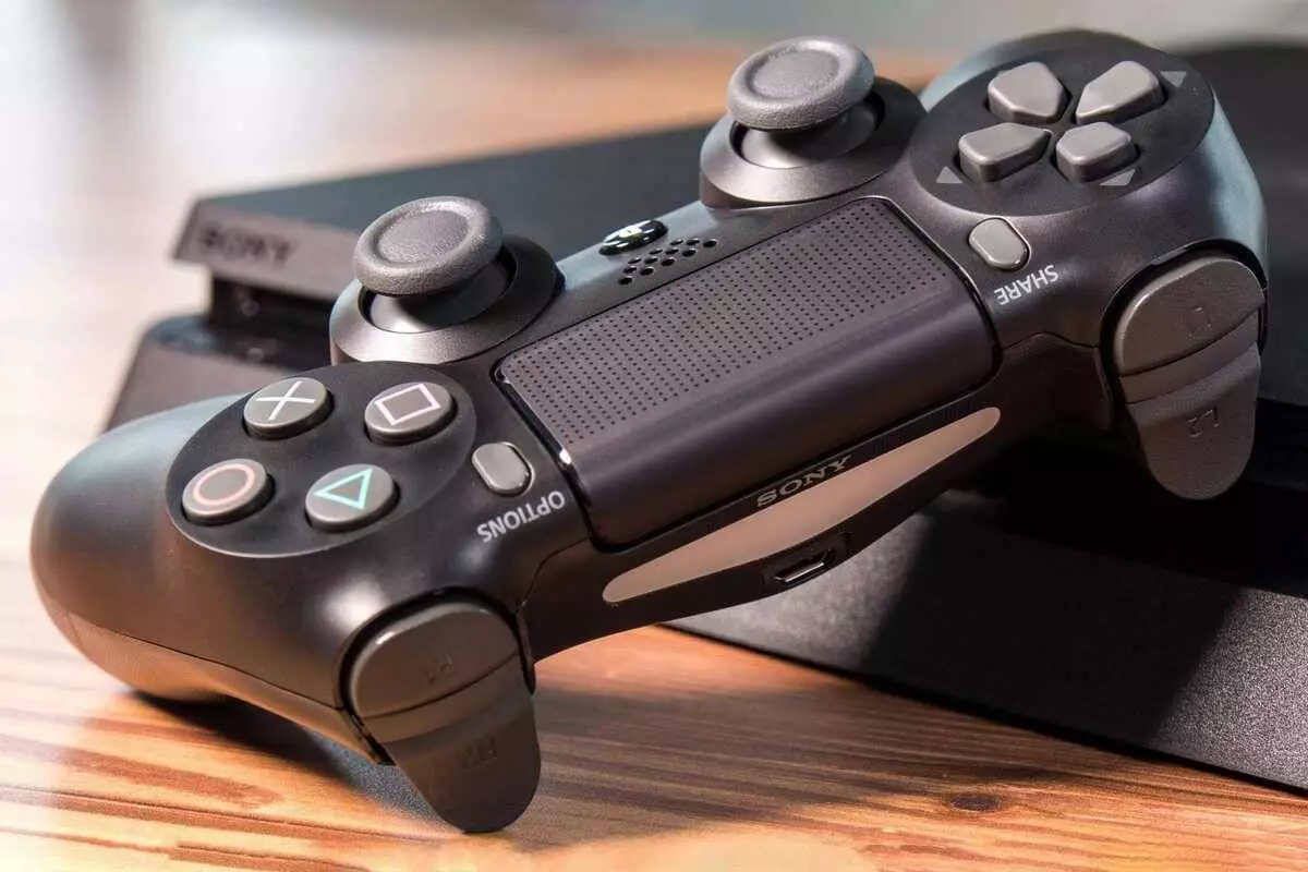 Sony PlayStation 4 Slim è improvvisamente crollato nel prezzo fino a 2.999 rubli