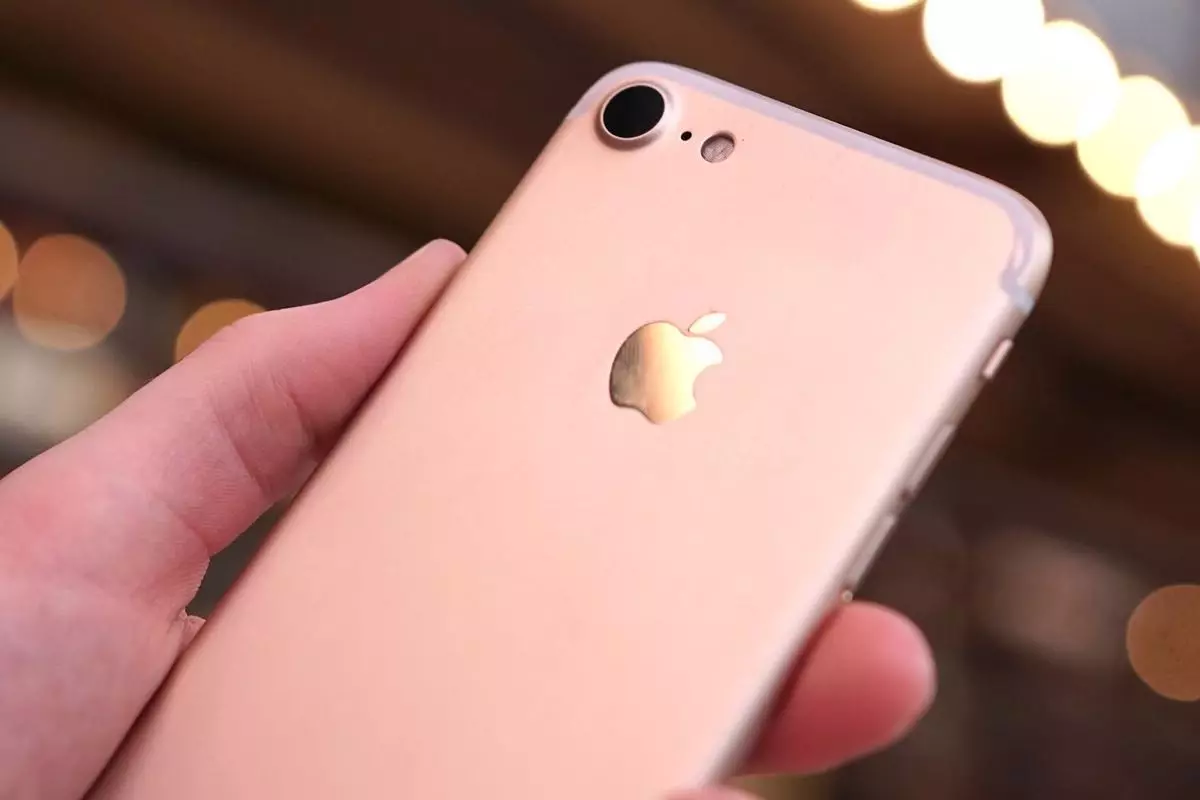 Waktu pengiriman iPhone 7 dan iPhone 7 plus dari toko Apple Rusia jatuh ke minimum