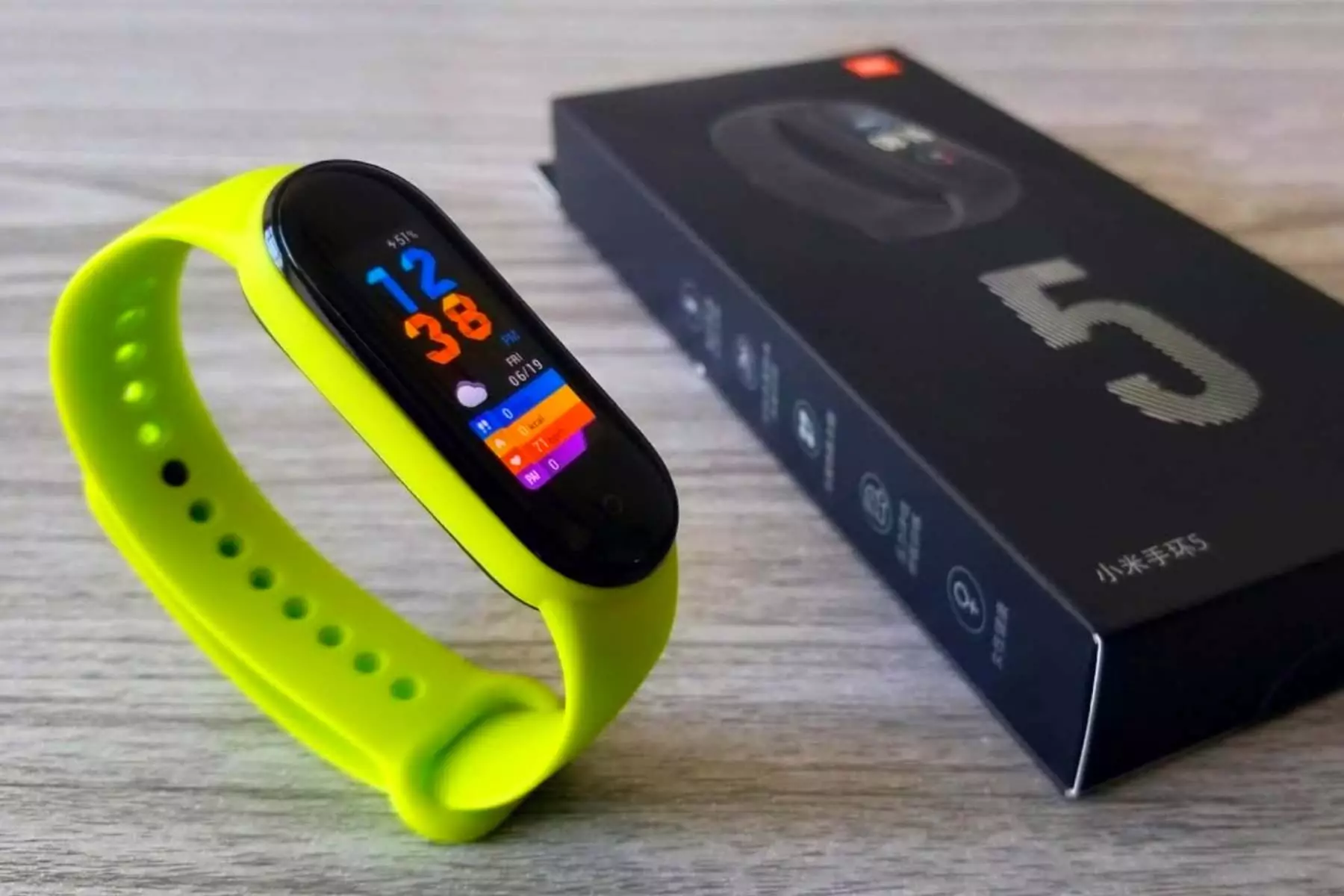 Xiaomi Mi Band 5 tolo fortemente colapsou de prezo