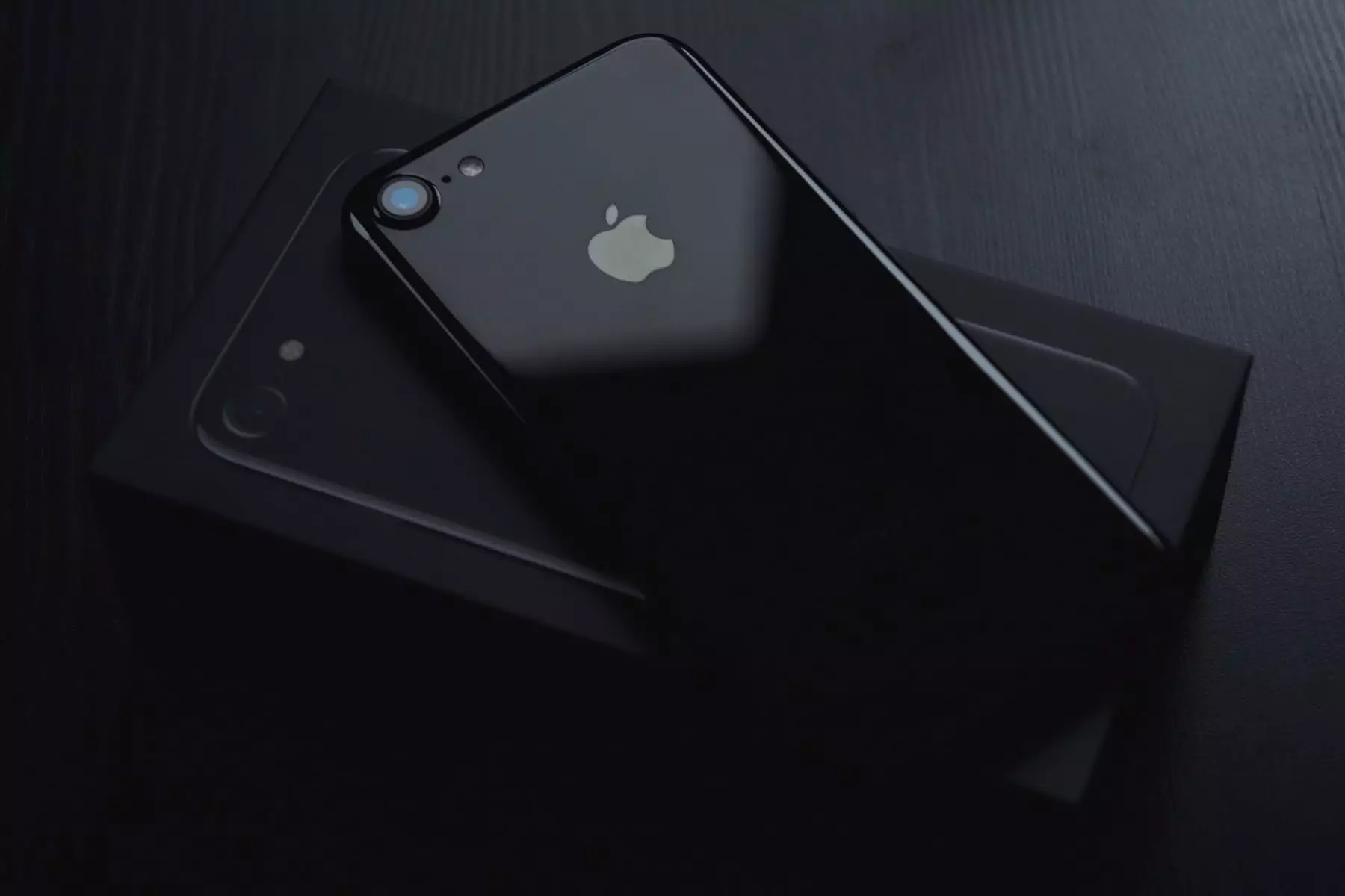 iPhone 7 ka 'mala oa jete e ntšo e shebahala e le mpe kamora selemo sa ho sebelisa