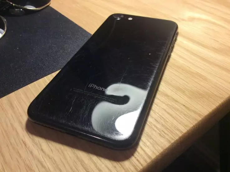 iPhone 7 ka 'mala oa jete e ntšo e shebahala e le mpe kamora selemo sa ho sebelisa 3970_2