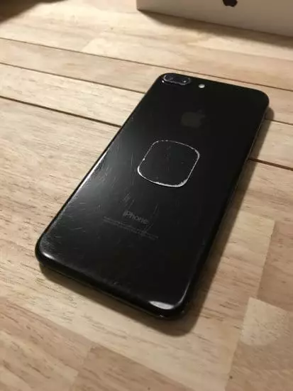 iPhone 7 ni awọ ti jiini dudu ti o wa buruju lẹhin ọdun ti lilo 3970_3