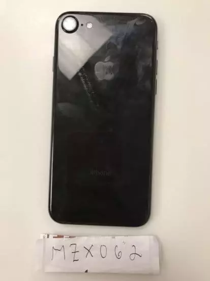 iPhone 7 ka 'mala oa jete e ntšo e shebahala e le mpe kamora selemo sa ho sebelisa 3970_4