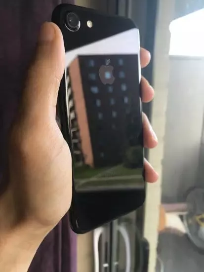 iPhone 7 In de kleur van Jet Black ziet er verschrikkelijk slecht uit na jaar van gebruik 3970_6