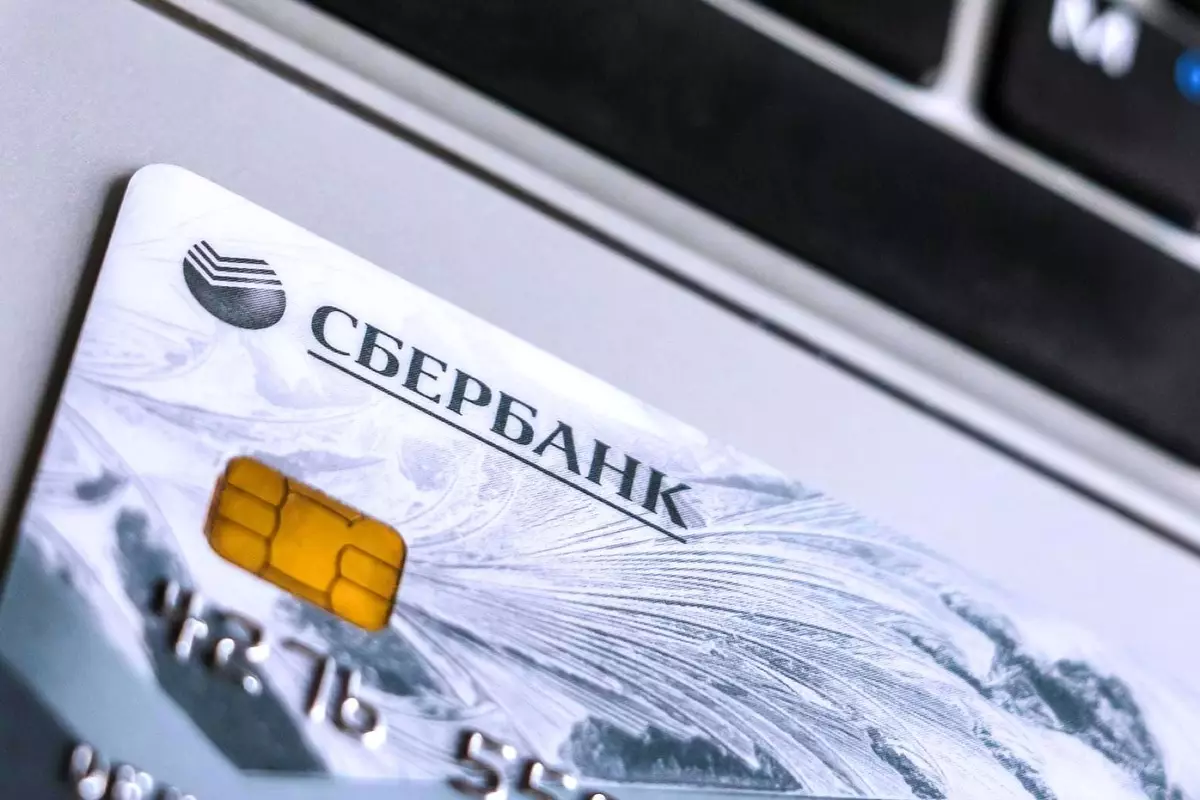 Sberbank betaalt 5000 roebel voor alle eigenaren van een bankkaarten 39756_1