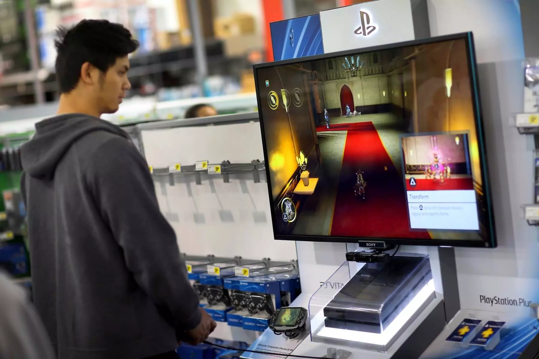 Sony Playstation 4 SLIM issa qiegħed ibiegħ għal 1,549 rubles