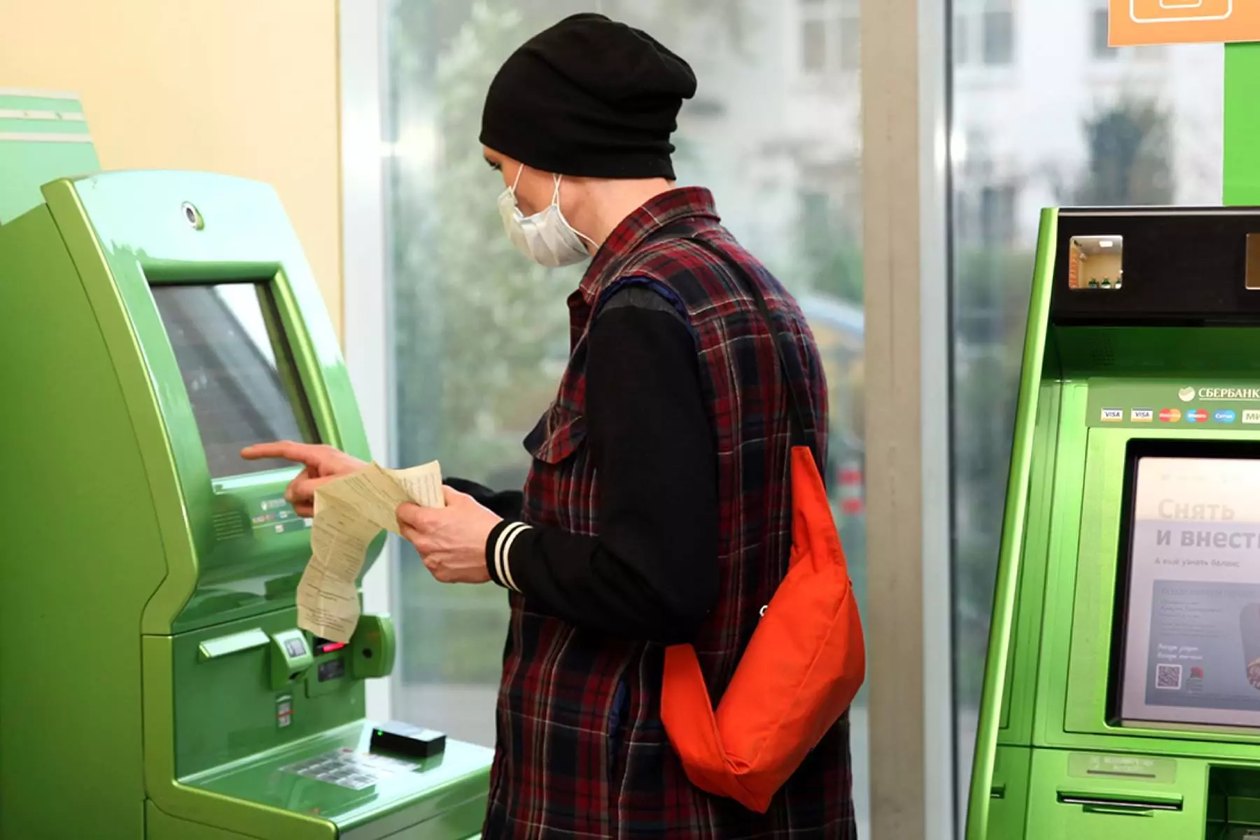 "Sberbank" nustato vieną mokestį 1% grynųjų pinigų išėmimo visuose bankomatuose