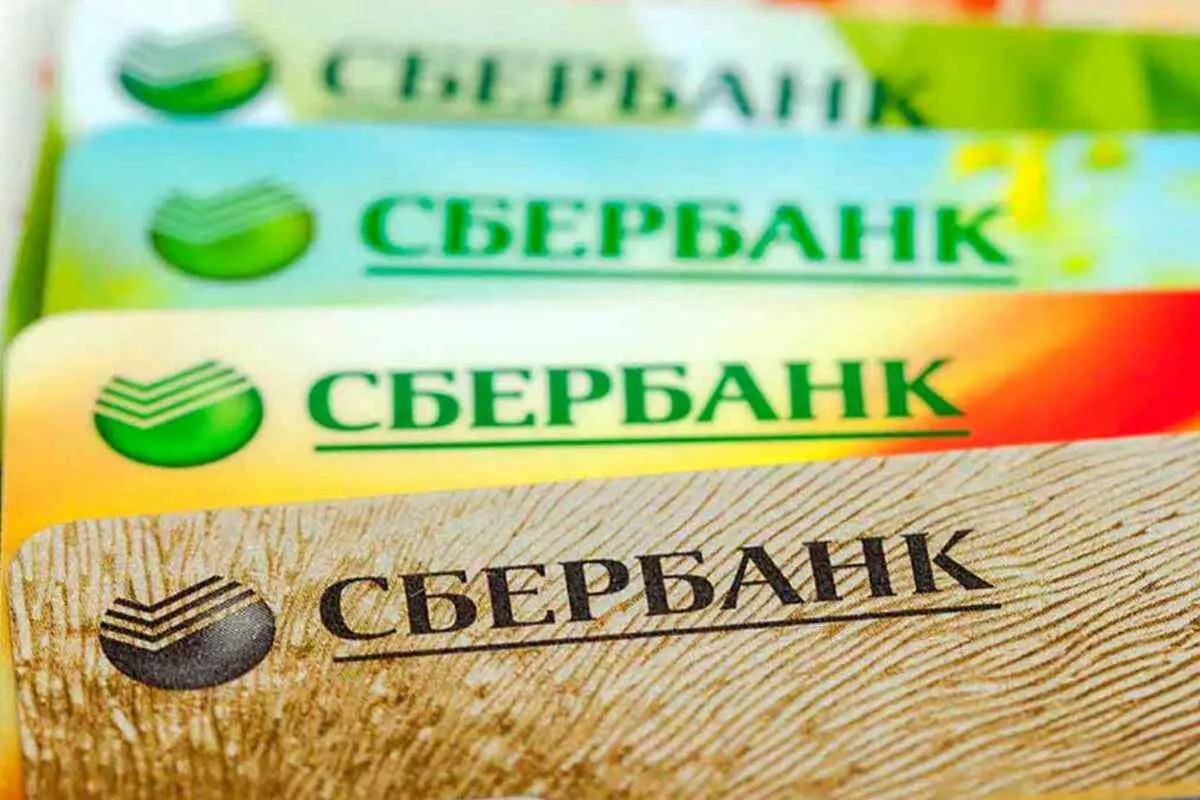 Henebaeth annisgwyl: Talodd Sberbank 5,000 rubles i holl ddeiliaid cardiau banc